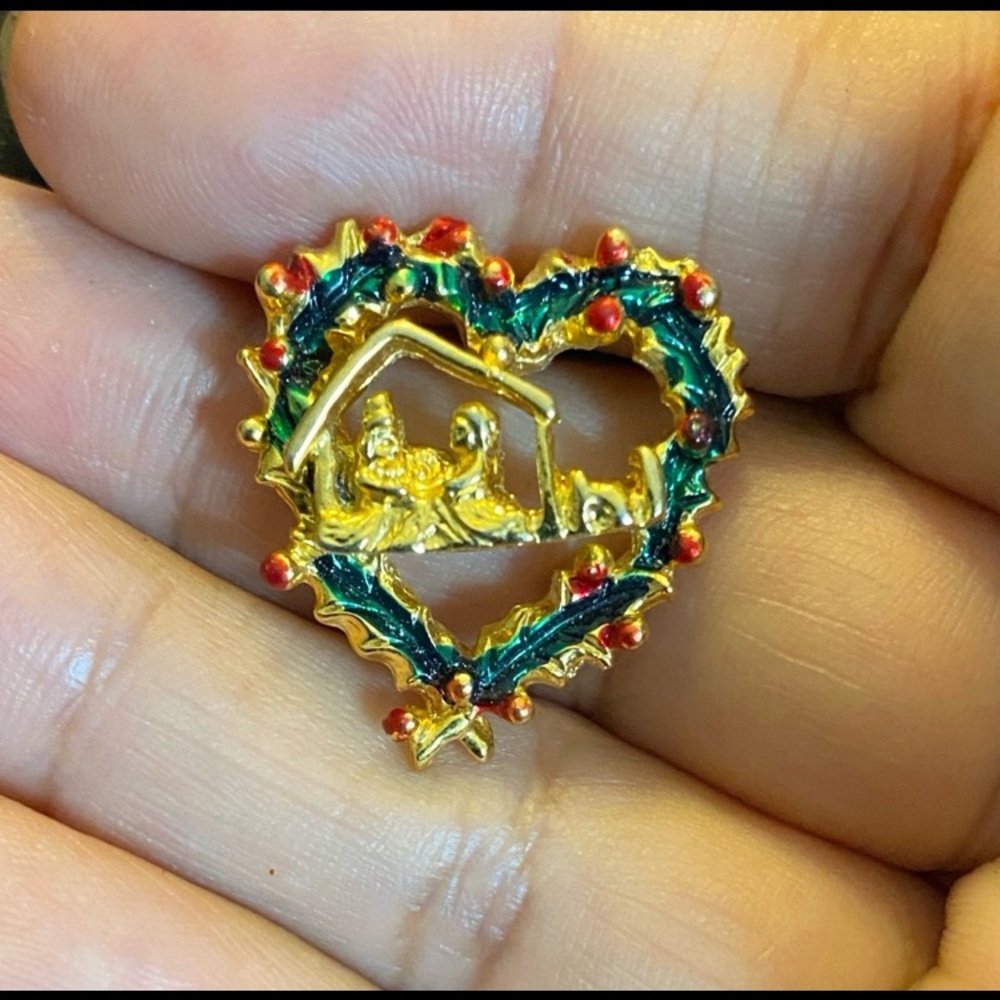 Pin Nativity Scene With A Heart - Gem